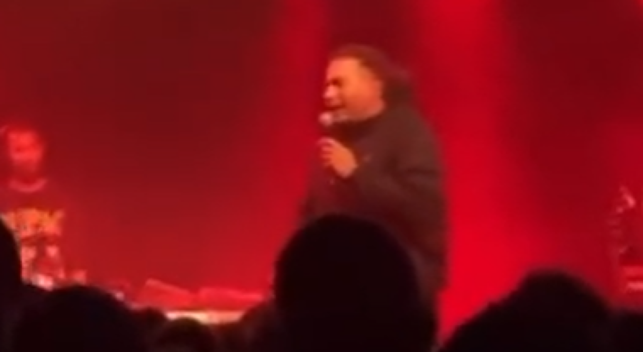 Wat een geniale actie: Rapper Fresku opeens in PSV-shirt op Amsterdams ...