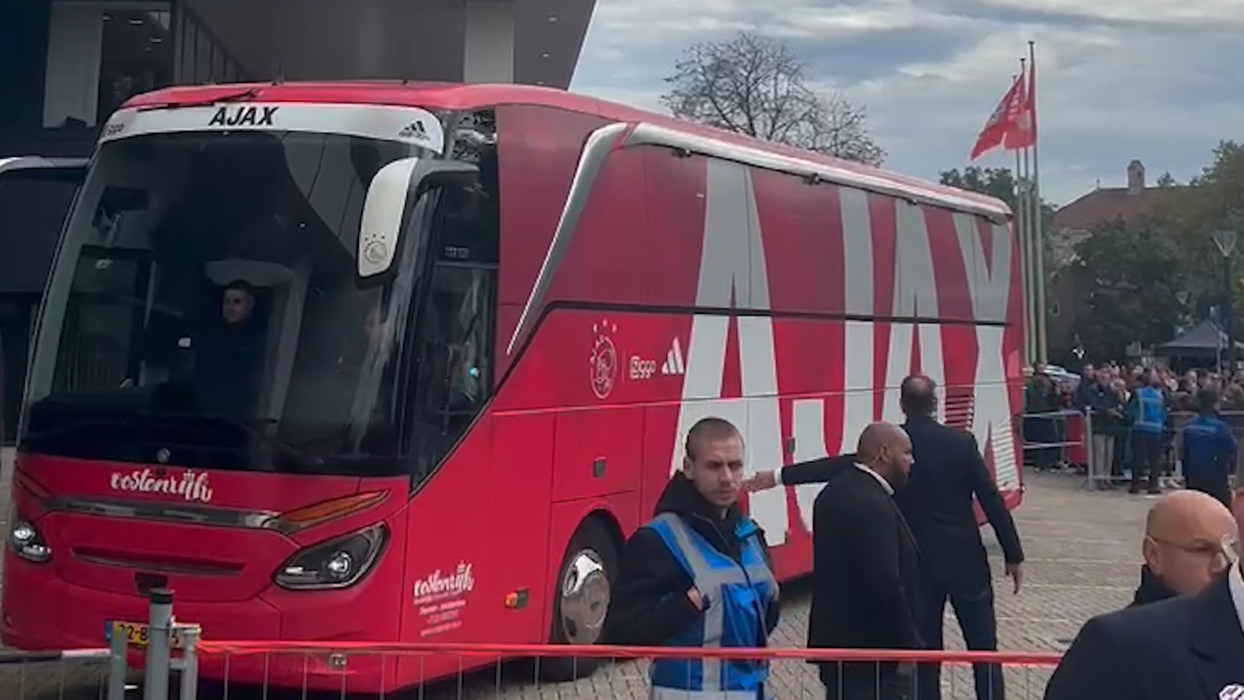 Geen warm welkom: PSV-supporters maken bus aankomst Ajax belachelijk