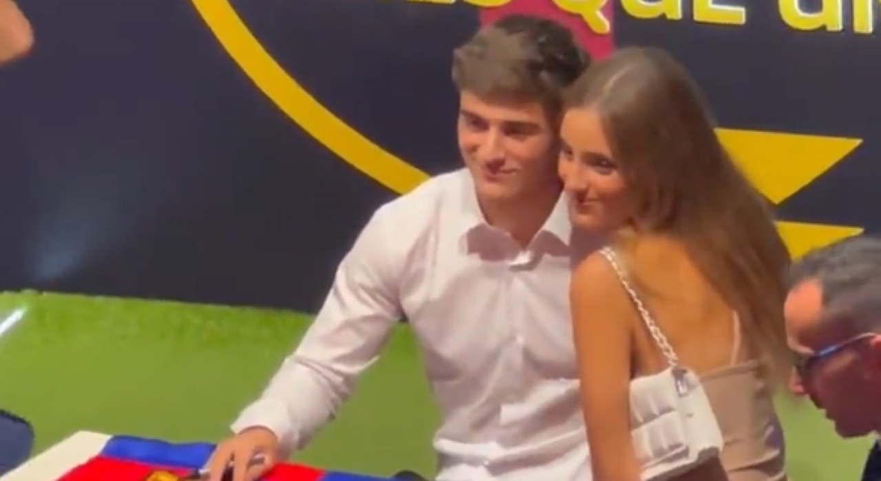 Gavi krijgt nieuw contract van Barça, en nieuw telefoonnummer van vrouw