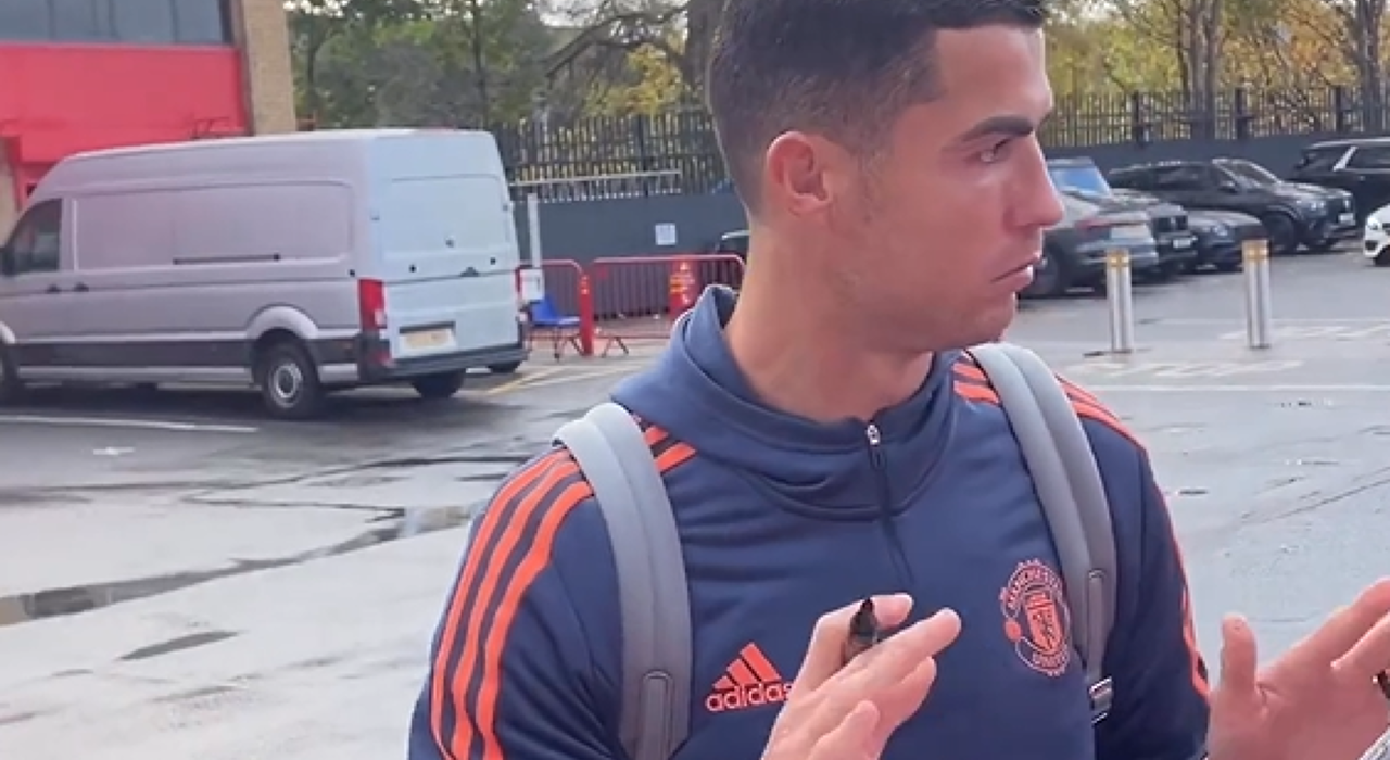 'Calma, calma': Ronaldo vraagt fan op karakteristieke wijze geduld te ...