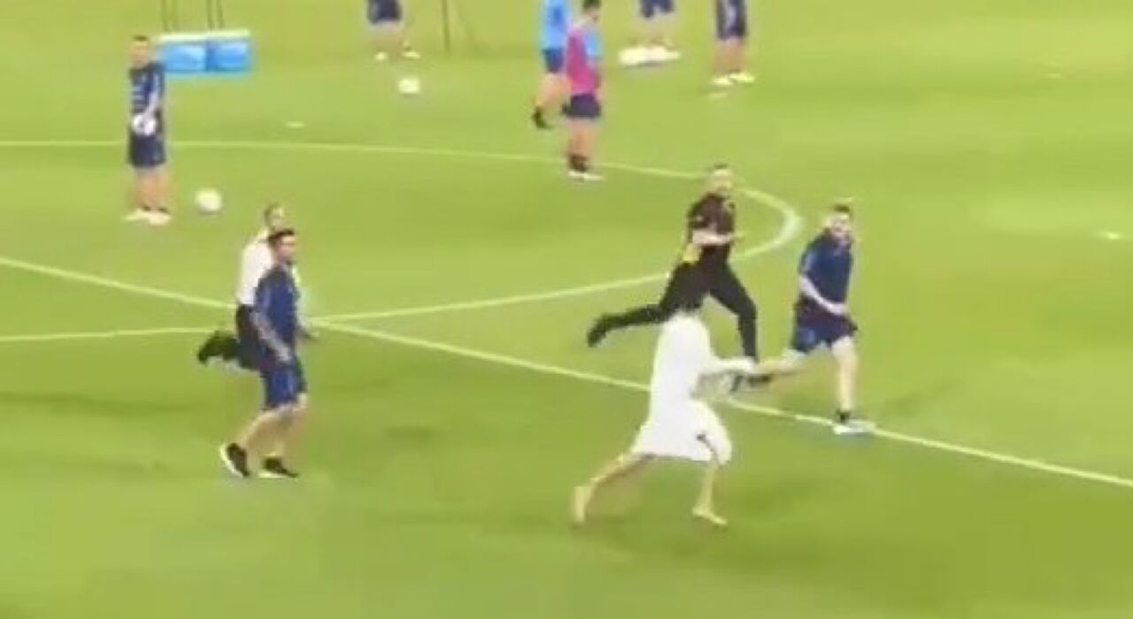 Salto's, handstanden en sprints: fans doen alles om Messi te bereiken ...