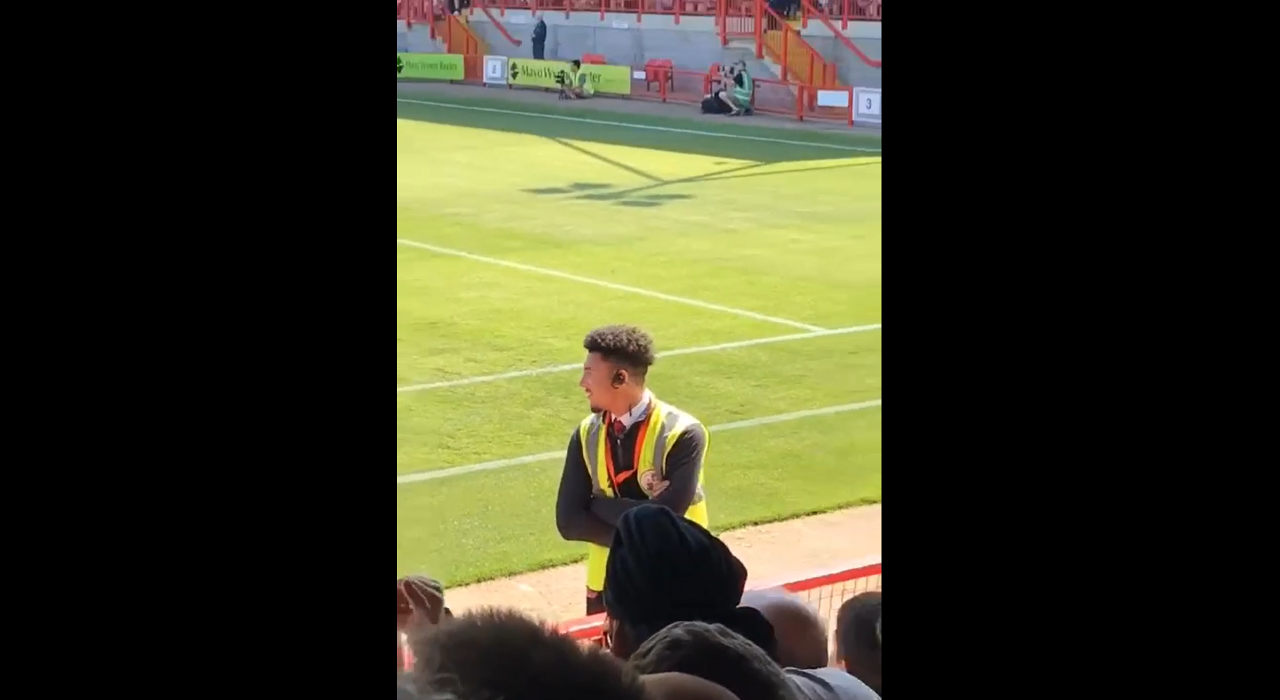 Engels voetbal op zijn best: voetbalfans zingen lookalike van Sancho ...