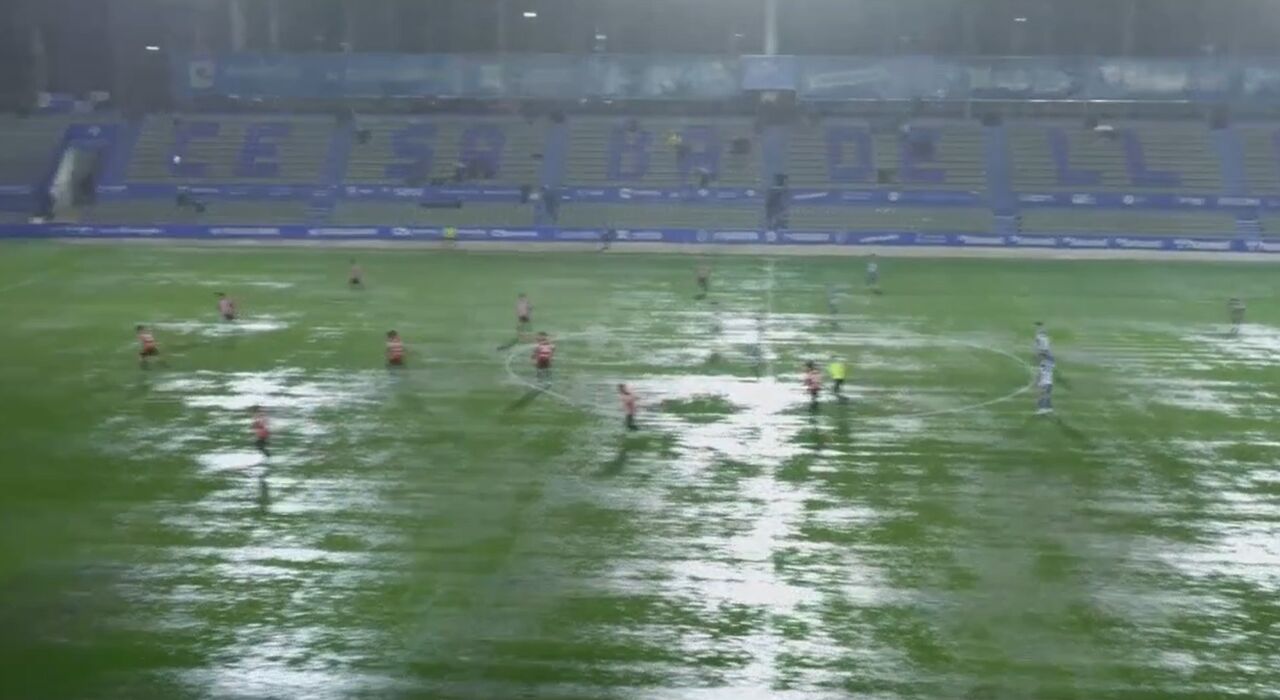 Elftal uit Spanje vindt perfecte oplossing voor zeiknat veld