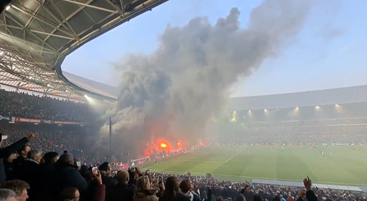 Bizarre beelden: Klassieker na enkele seconden stilgelegd door zwart ...