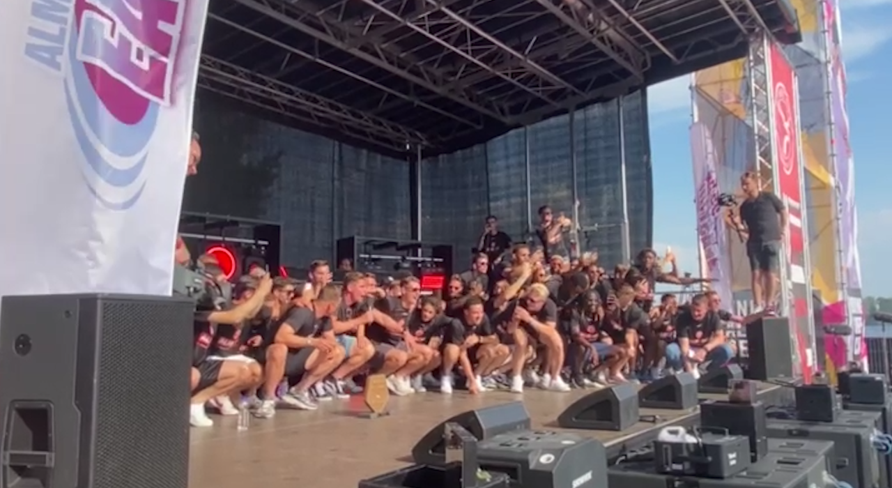 Historische beelden: Almere City als laatste promovendus gehuldigd in ...