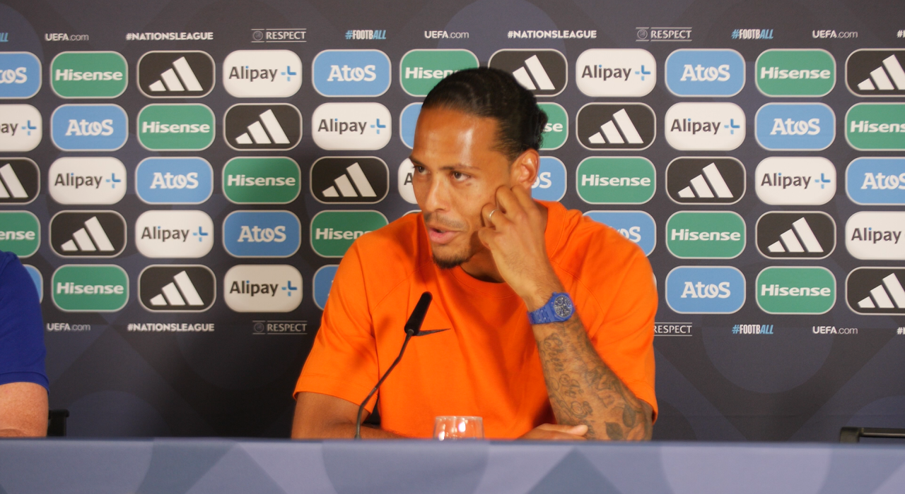 Van Dijk was zo trots als een pauw op Aké: 'Daar hoort applaus bij'